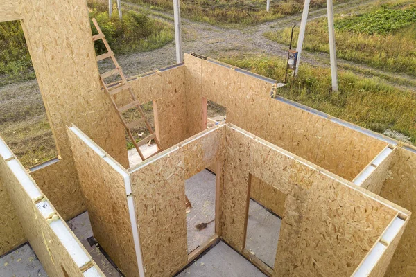 Construction d'une maison modulaire neuve et moderne. Murs en co ...