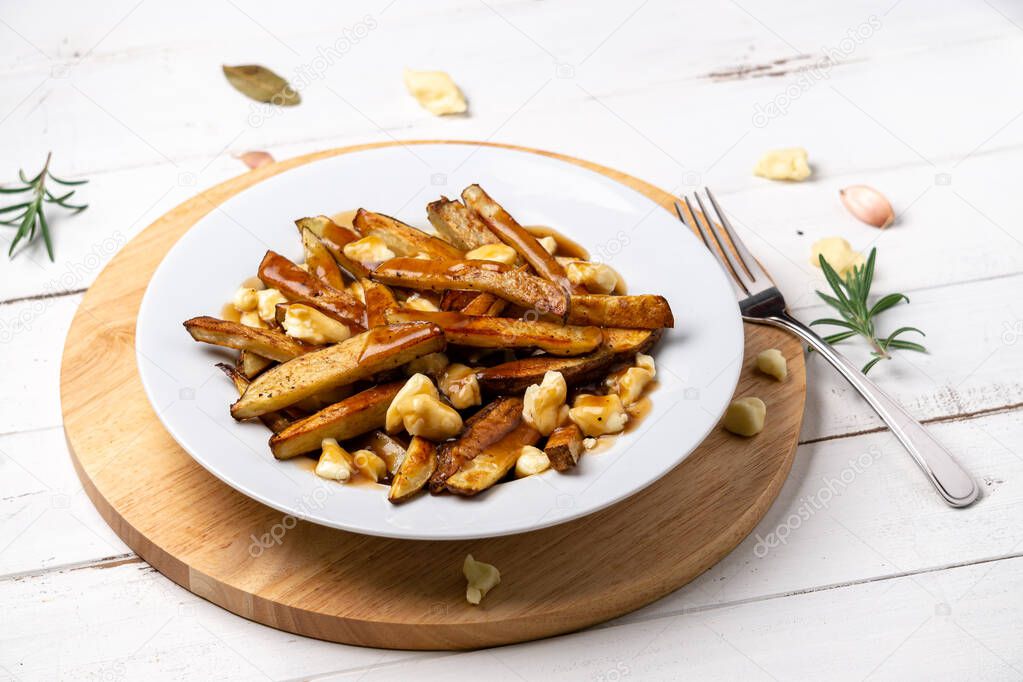 Papas fritas plato poutine en blanco. 2024