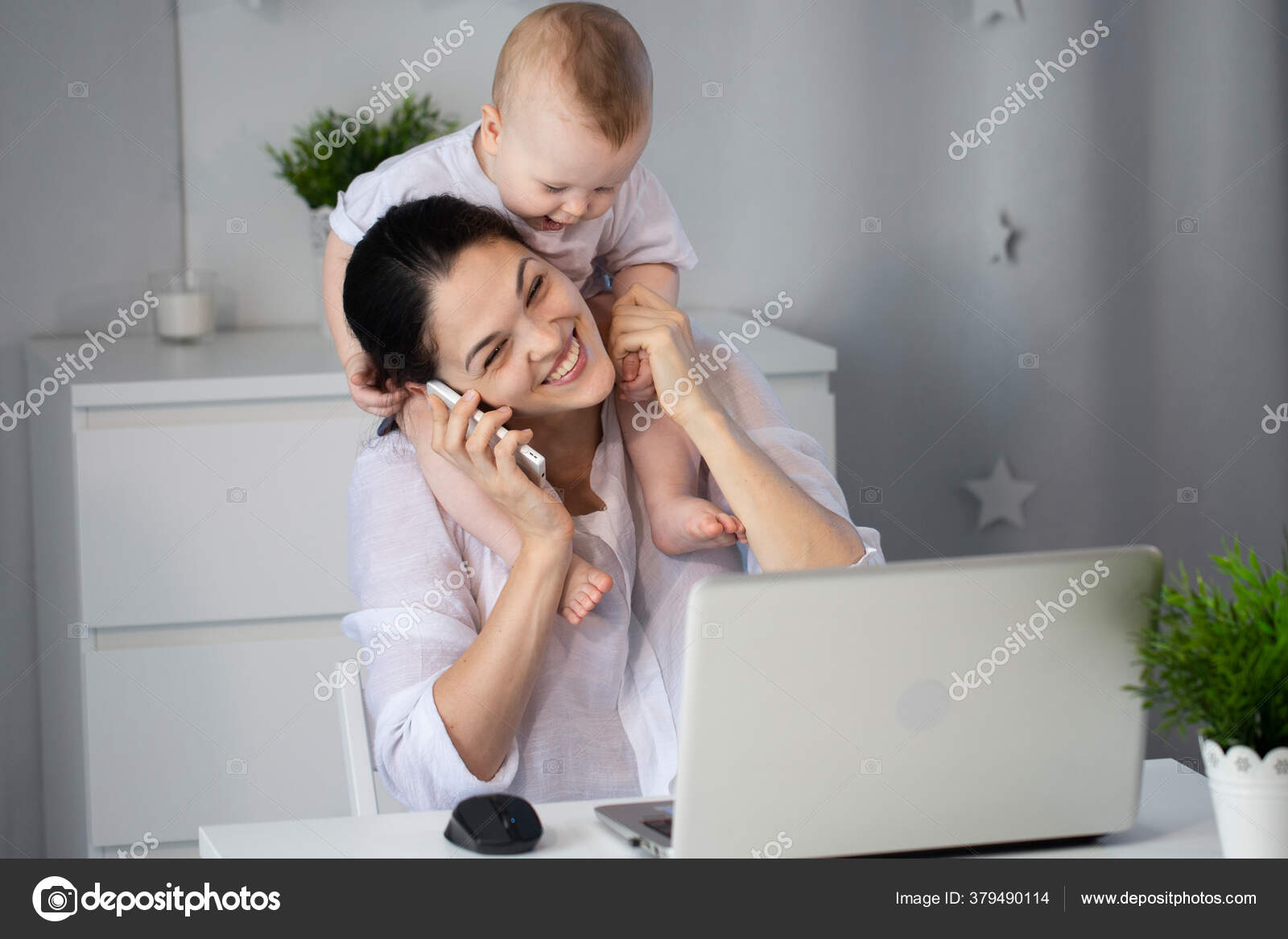 Joven Madre Trabajando Decreto Computadora Con Hijo Bebé Sus Brazos ...