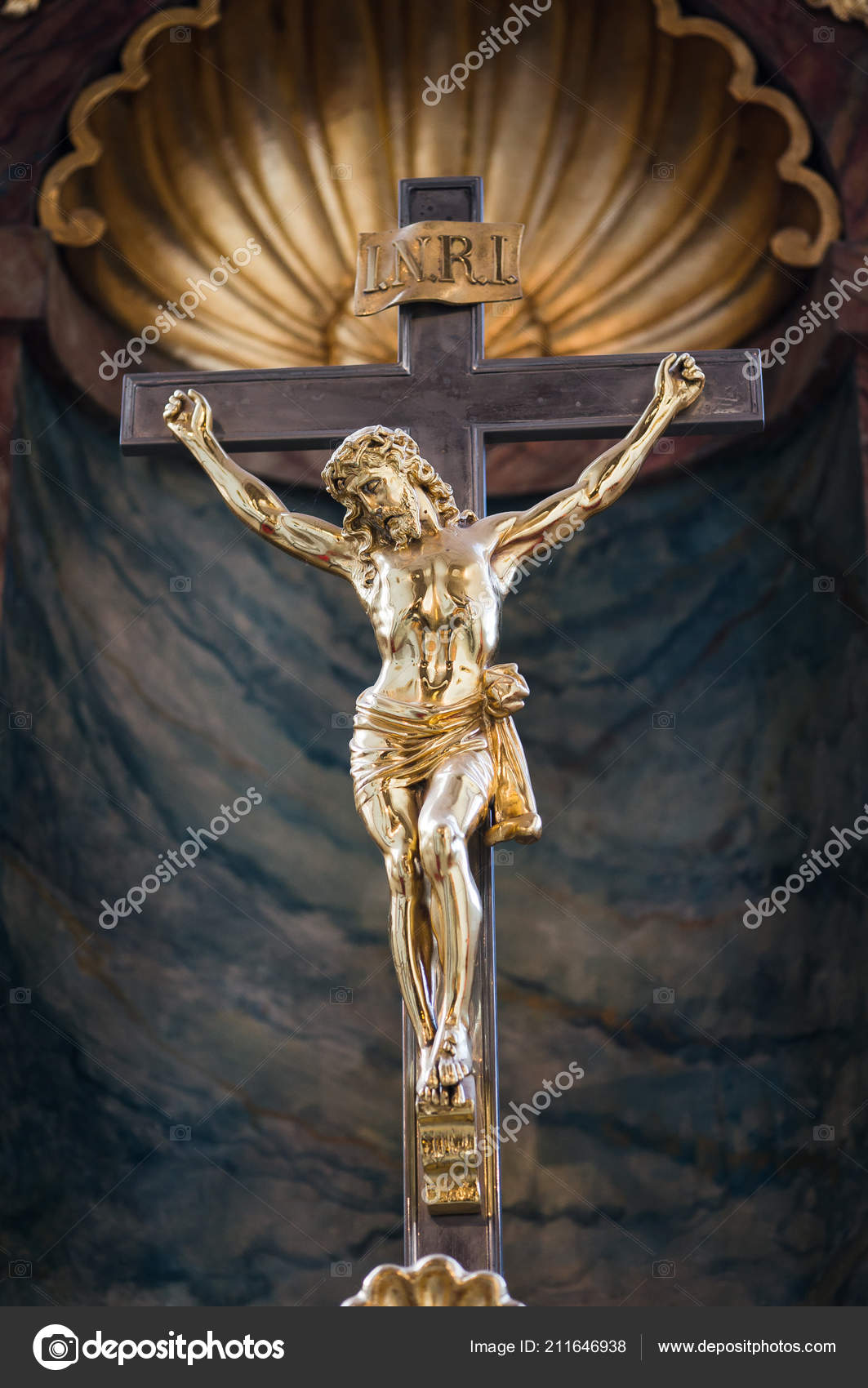 Estatua Oro Jesucristo Crucificada Una Cruz Una Iglesia Wroclaw Polonia ...