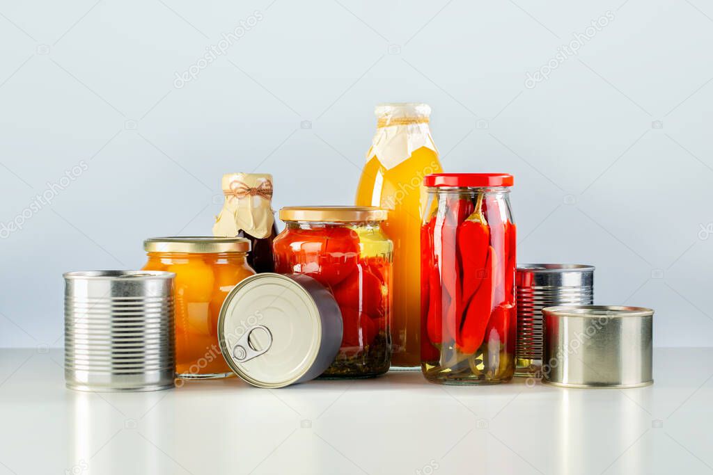 Varias verduras enlatadas, carne, pescado y frutas en latas de estaño y ...