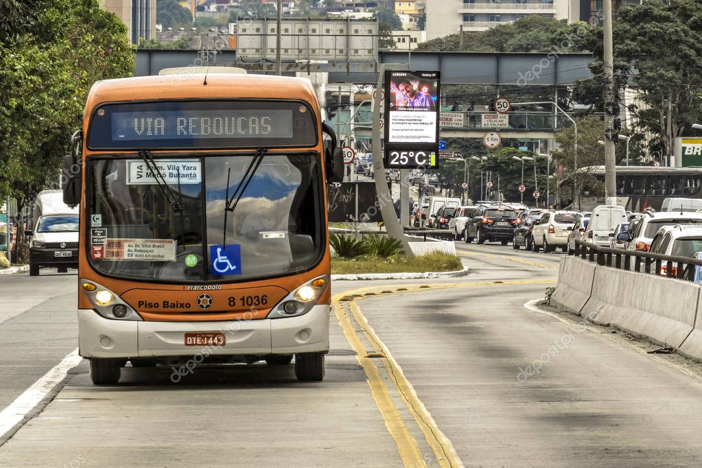 Sao Paulo, Brasil, 13 de junio de 2018. Tráfico de autobuses y taxis en ...