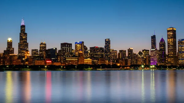 Chicago skyline at dusk Stock Photos, Royalty Free Chicago skyline at ...