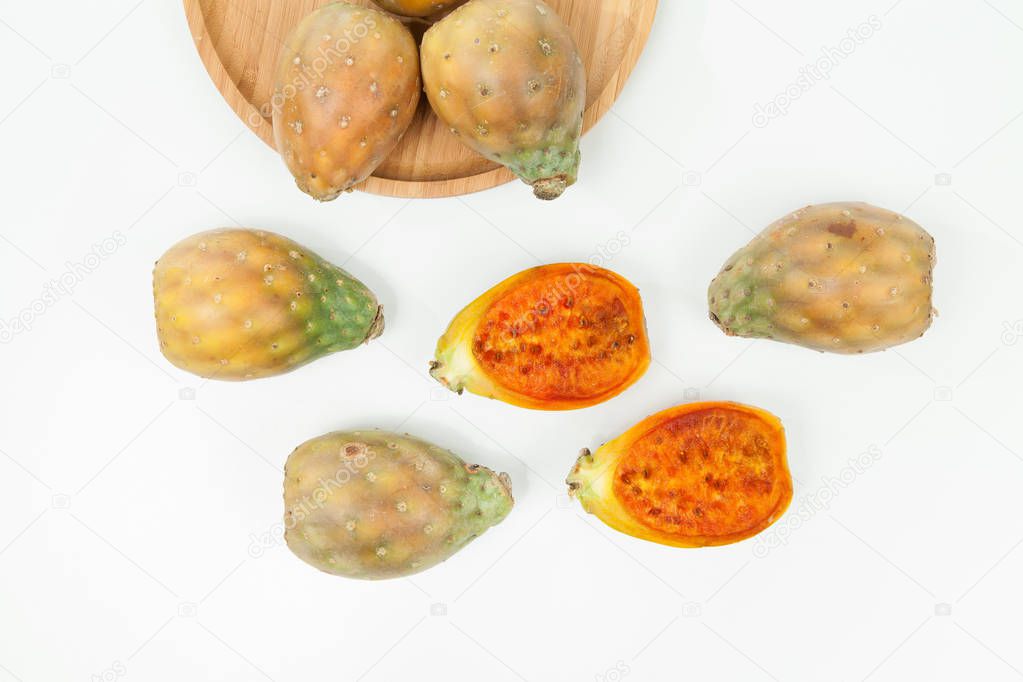 Frutos de nopal - Opuntia ficus indica; foto sobre fondo neutro 2023