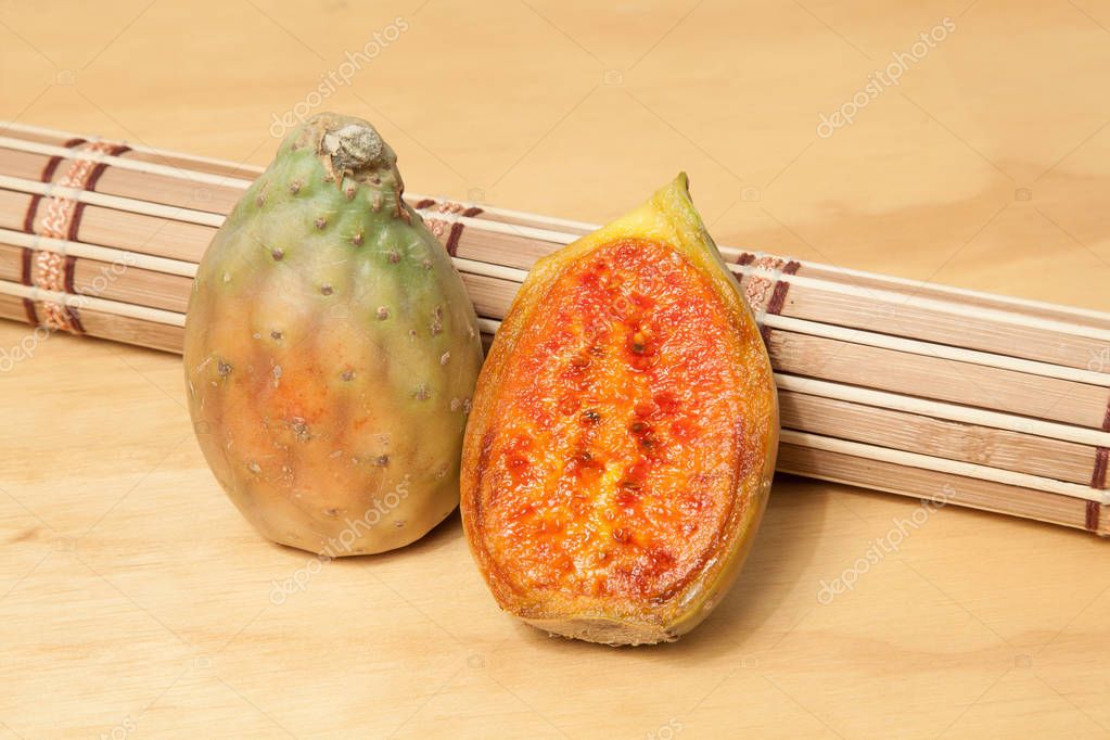 Frutos de nopal - Opuntia ficus indica; foto sobre fondo de madera 2023