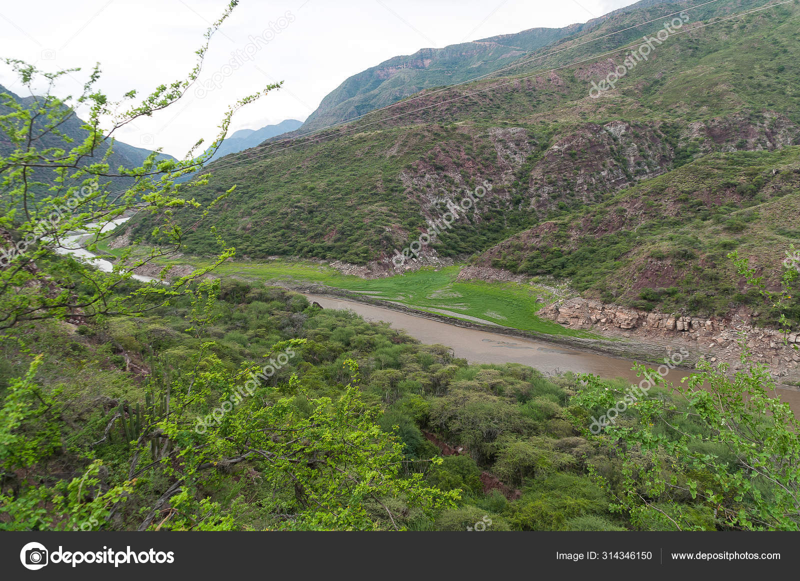 Rivera Rio Naturaleza Entre Las Montañas Río Chicamocha Colombia — Foto ...