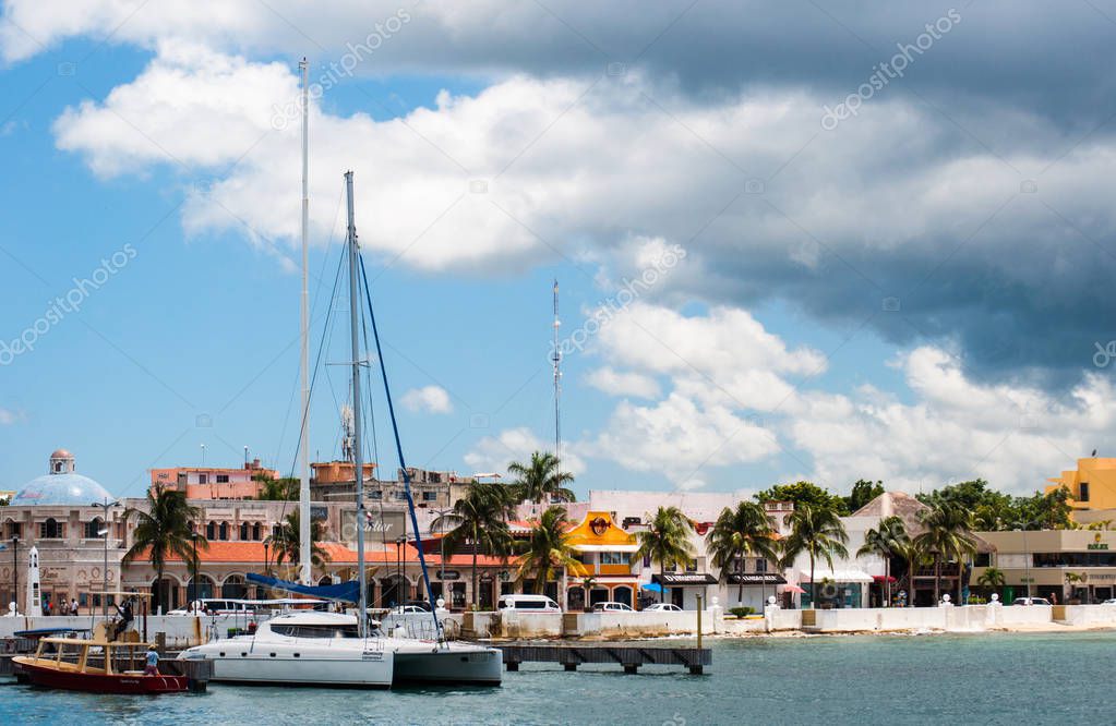 Isla de Cozumel, México 23 de agosto de 2019. Yates y botes pequeños ...