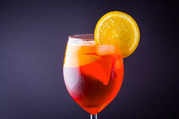 Beber aperol spritz images libres de droit, photos de Beber aperol ...
