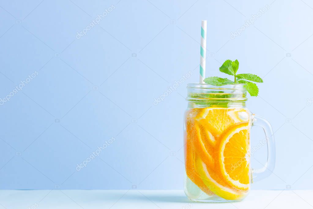 Agua infundida con frutas sobre fondo azul. Taza deliciosa bebida ...