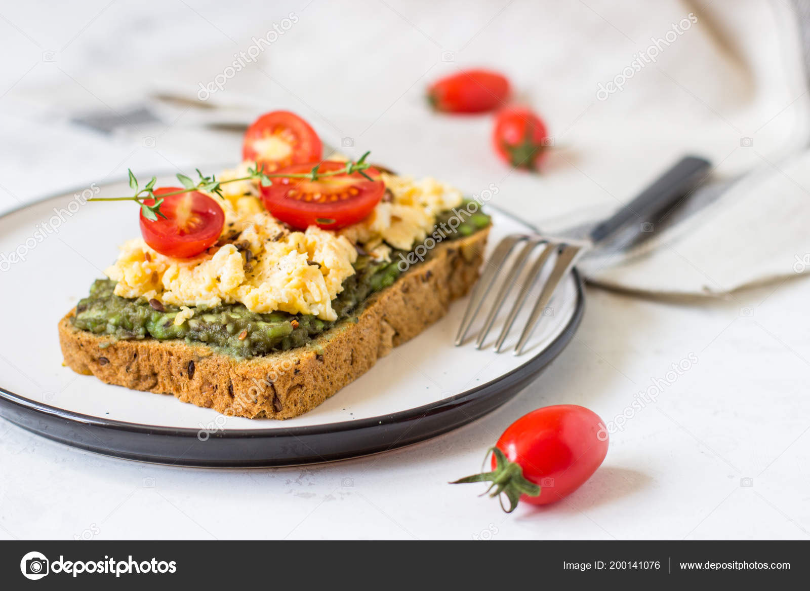 Huevos Revueltos Pan Integral Con Aguacate Tomates Cherry: fotografía ...