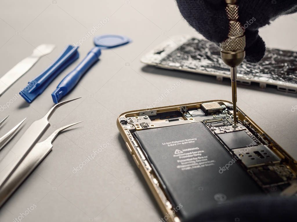 Técnico o ingeniero desmontaje de componentes de teléfonos inteligentes ...