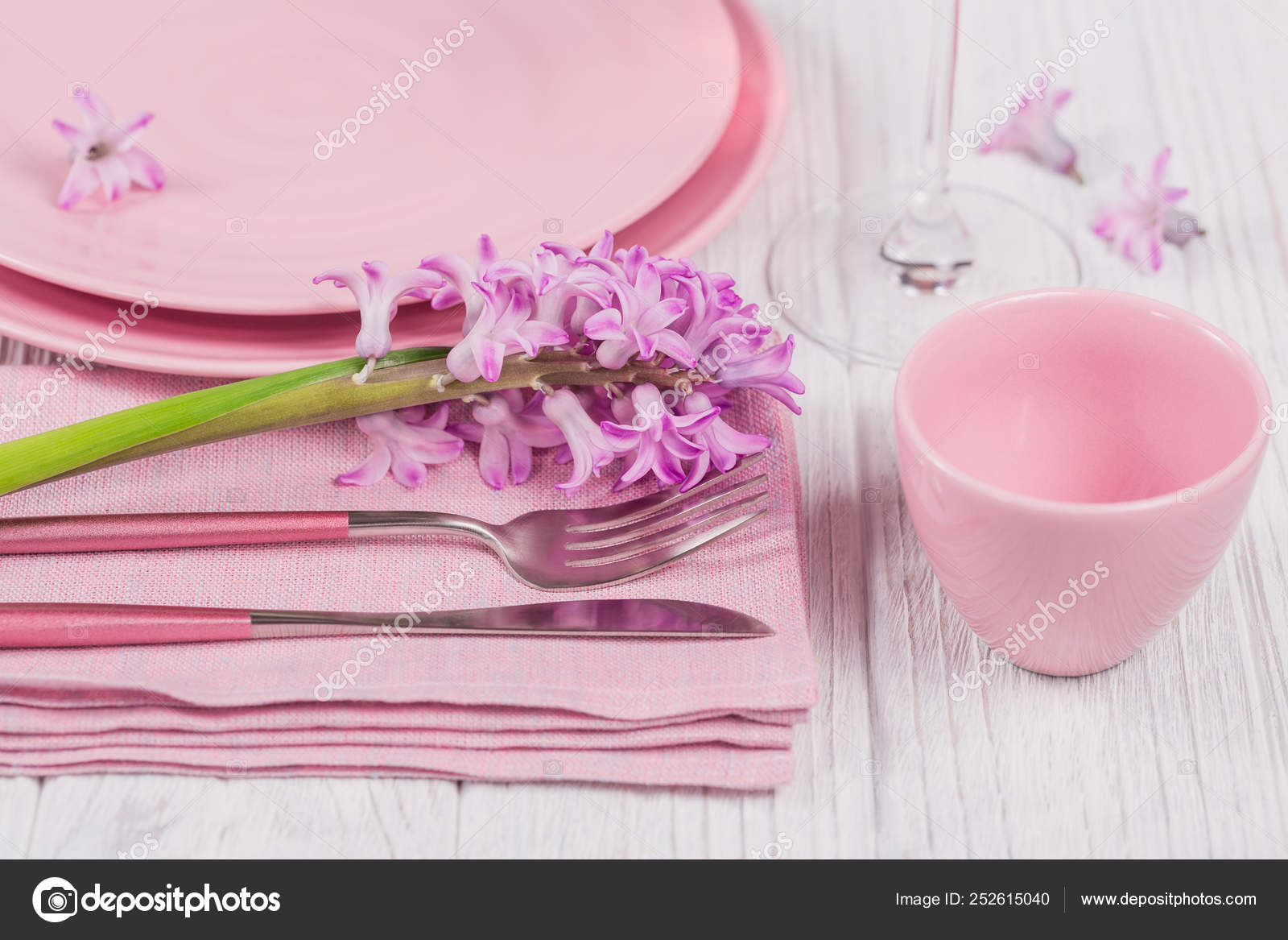 Pink rustic place setting with purple hyacinth flower and linen — Stock ...