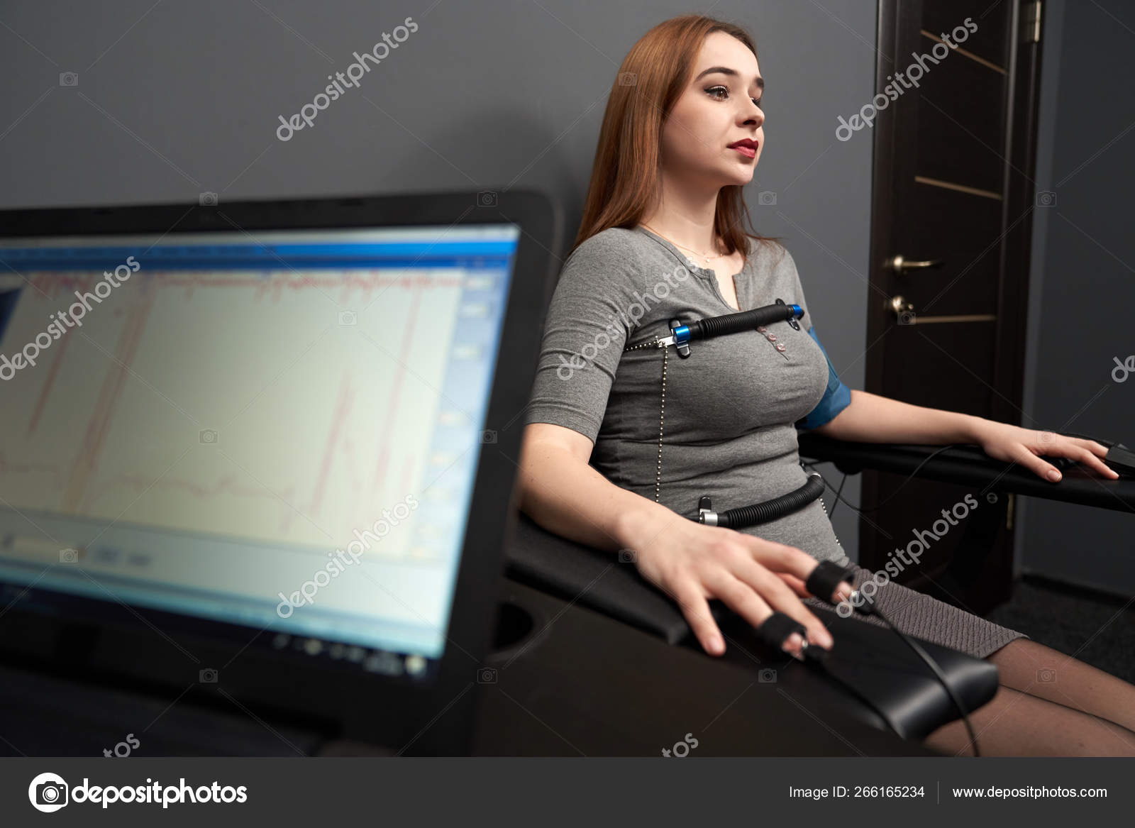 Polygraph on screen of lie detector. — Stock Photo © serhii.bobyk.gmail.com #266165234