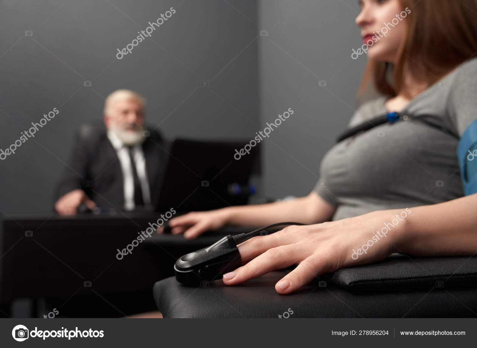 Female hand with indicator for measuring pulse on truth test — Stock ...