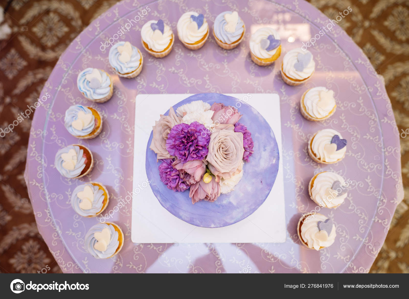 Candy bar and wedding cake. Table with sweets, buffet with cupcakes ...