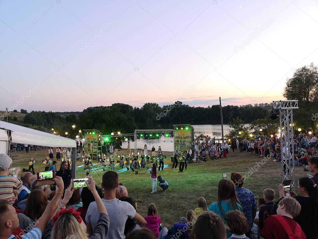 Festival Kupala Rocío en Nemyryntsi. Noche de Kupala con increíbles ...