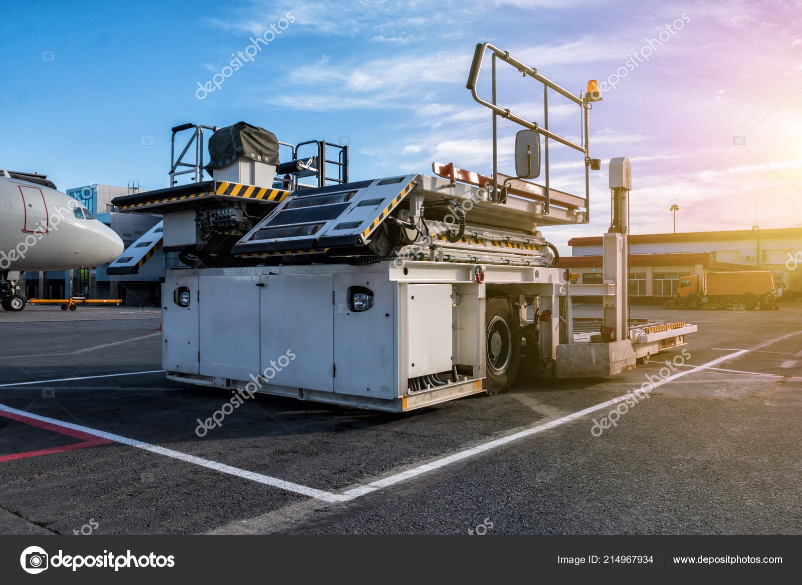 Aircraft Container Pallet Loader Airport Apron — Stock Photo © dushlik ...