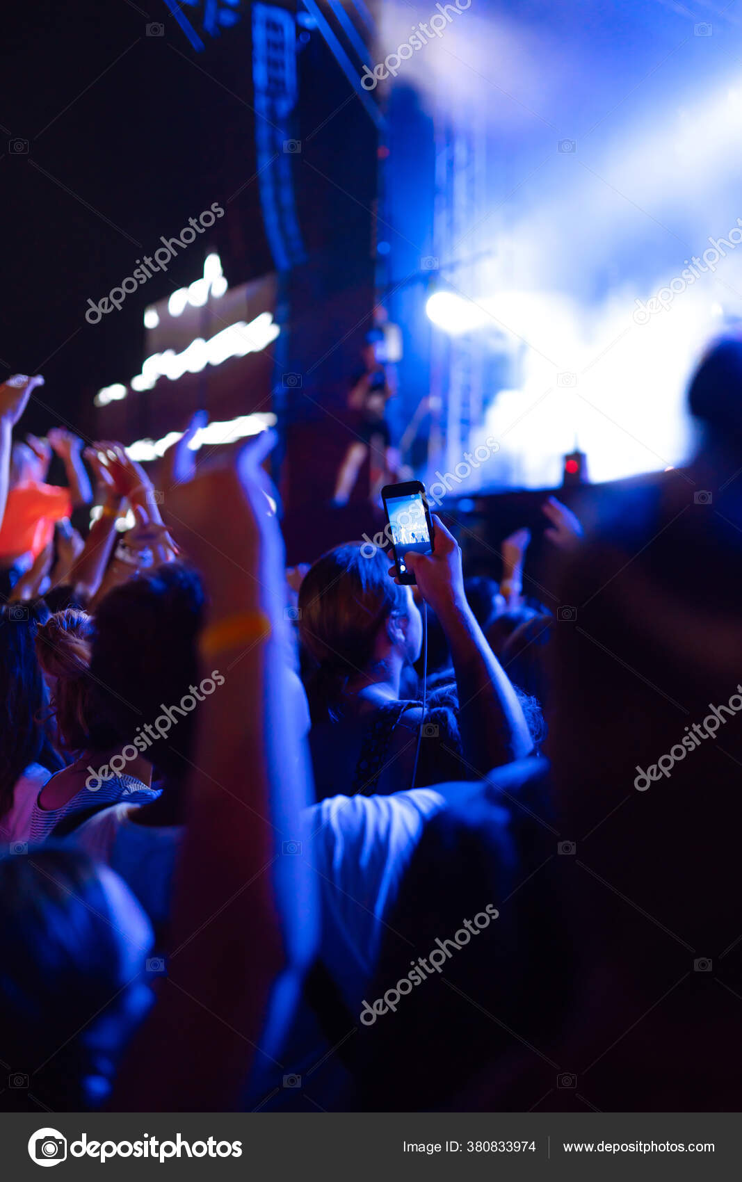 Mano Con Teléfono Inteligente Graba Festival Música Vivo Tomando Foto ...