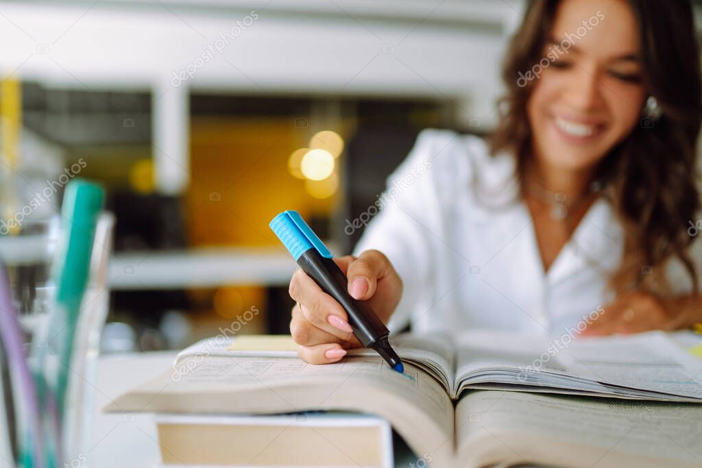 Bolígrafo resaltador de mano femenino, destacando / marcando textos ...
