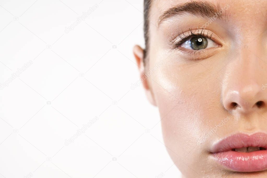 vista parcial de la mujer con la piel de la cara perfecta, espacio de ...