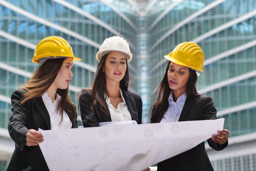 Tres ingenieras de diferentes etnias (asiáticas, europeas y ...