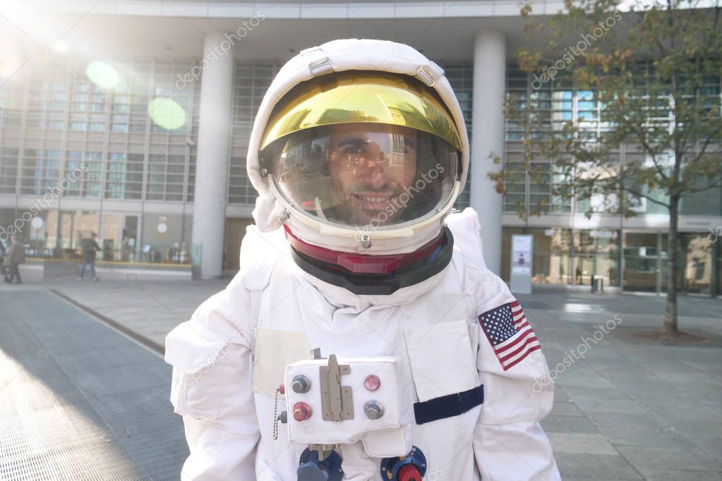 Un astronauta acaba de aterrizar desde el espacio, en el nuevo planeta ...