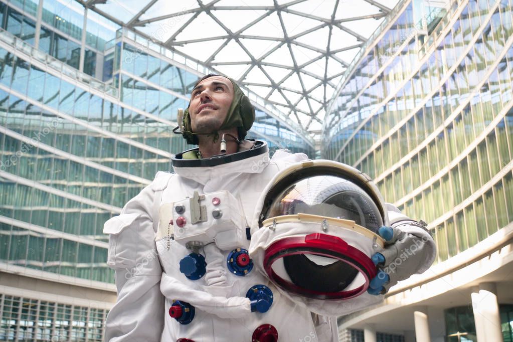 Retrato de un astronauta que acaba de aterrizar y caminar por primera ...