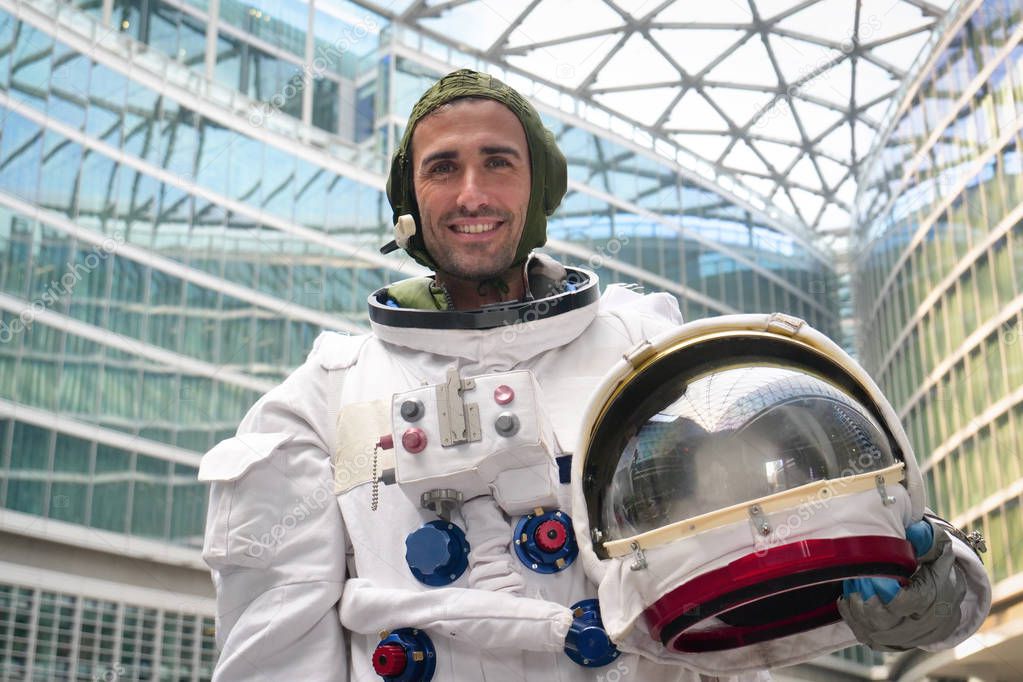 Retrato de un astronauta que acaba de aterrizar y caminar por primera ...
