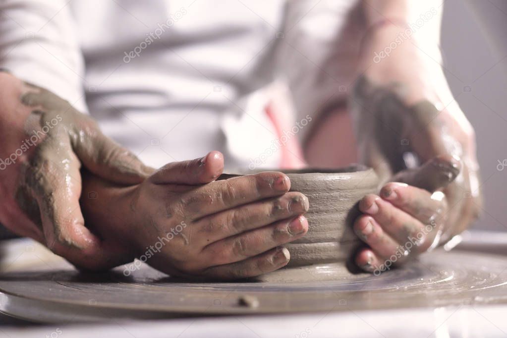 Un momento mágico en el que un padre experto en la creación de jarrones ...