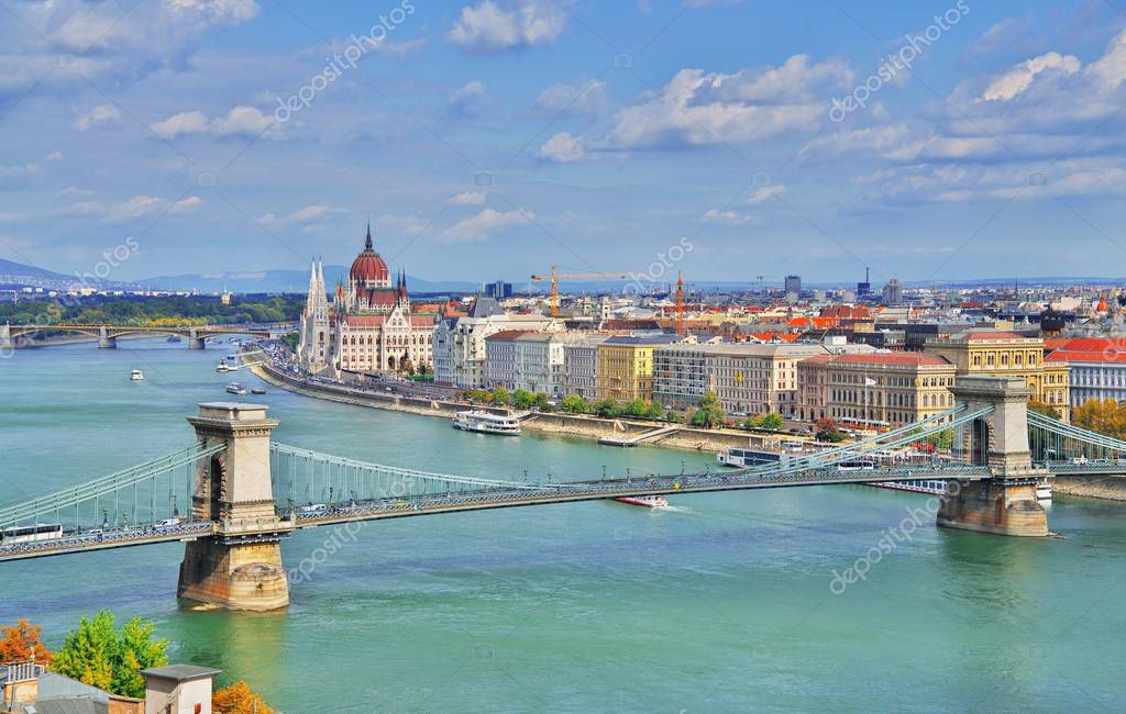 Increíble espectacular vista pintoresca del Parlamento húngaro y el ...