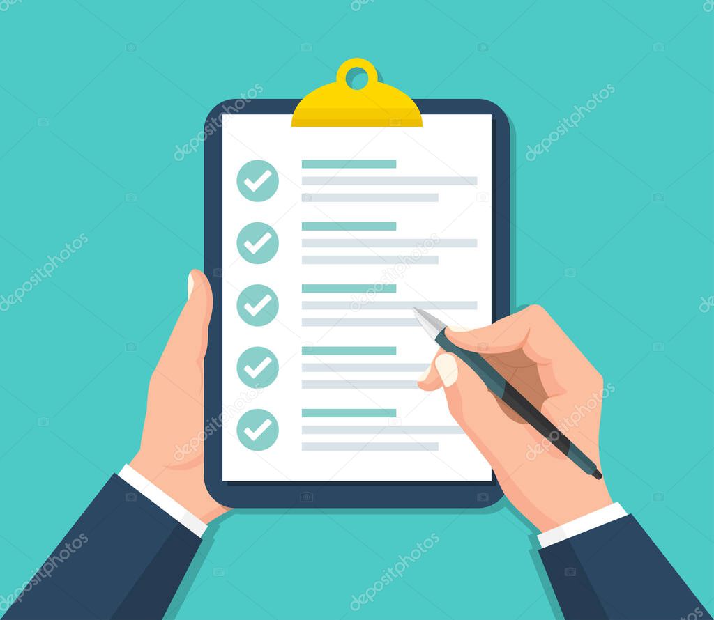 Empresario manos sujetando portapapeles con lista de verificación en un ...