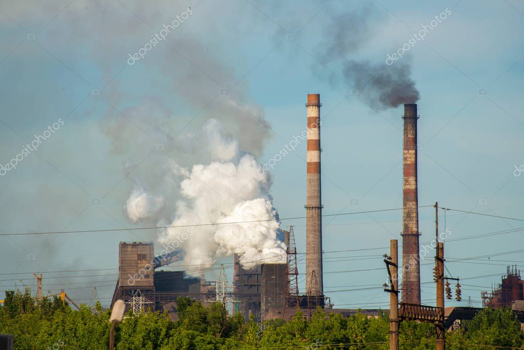 Humo de pipas en la planta, contaminando el medio ambiente. Aire sucio ...