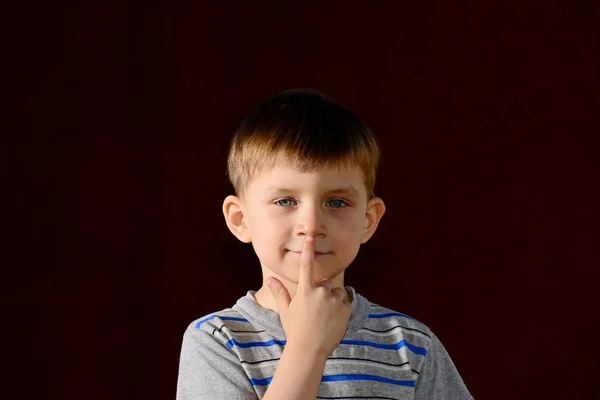 Niño contando secreto fotos de stock, imágenes de Niño contando secreto ...