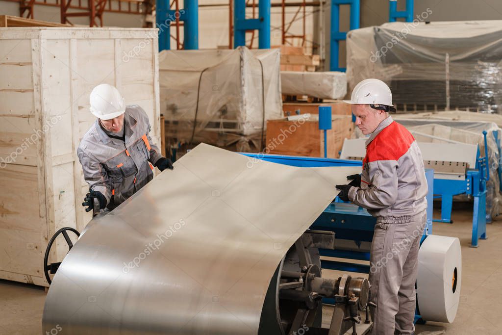 taller de fabricaci n. Los trabajadores ajustan la m quina en el almac n. la producci n de ...
