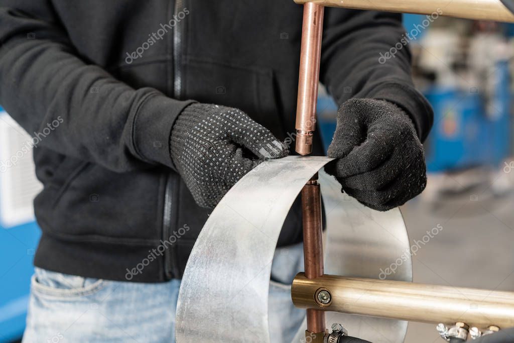 El operador está trabajando con el proceso de soldadura por puntos. Dos ...