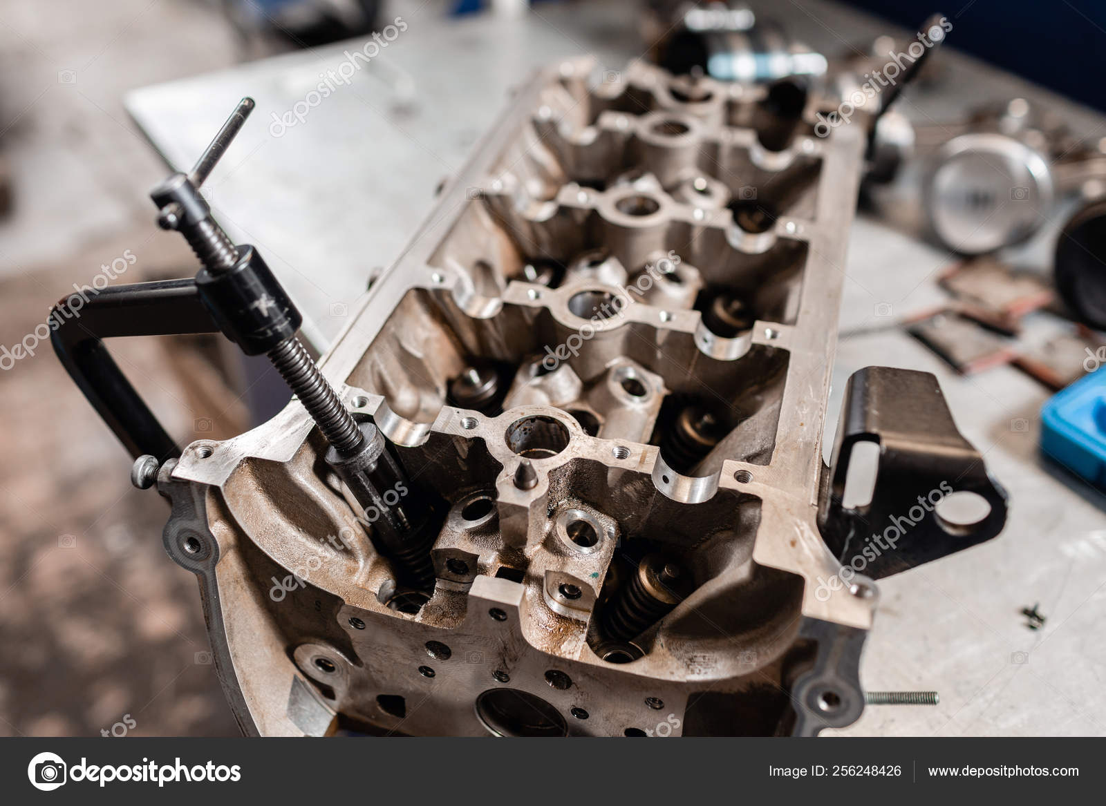 The mechanic opened the locking valve mechanism. Disassemble engine ...