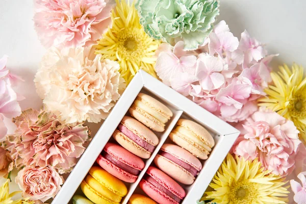 Macaroons and flowers Stock Photos, Royalty Free Macaroons and flowers ...