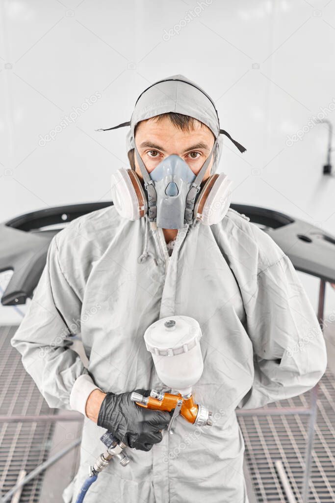Retrato de pintor profesional de automóviles. Trabajador pintando ...