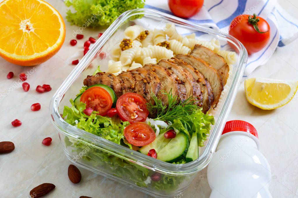 Almuerzo: rotini con pechuga de pollo al horno y ensalada. Delicioso ...