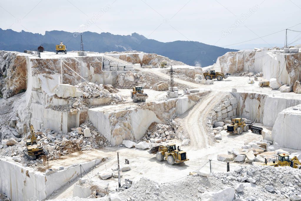 Cantera de mármol de Carrara en Italia con excavadoras en el trabajo 2024