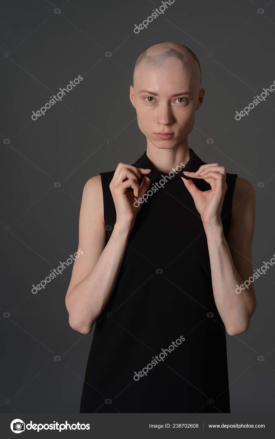 Chica calva posando en estudio en vestido negro: fotografía de stock ...