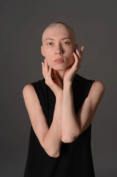 Chica calva fotos de stock, imágenes de Chica calva sin royalties ...