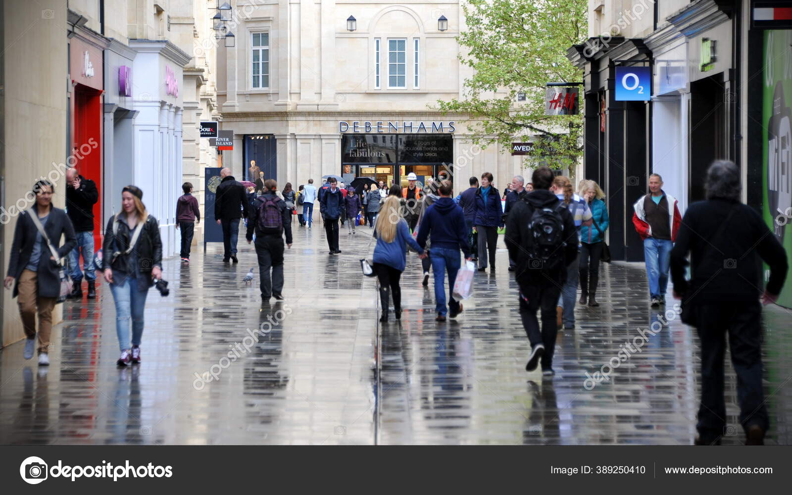 Gente Caminando Por Ciudad — Foto editorial de stock © 1000Words #389250410