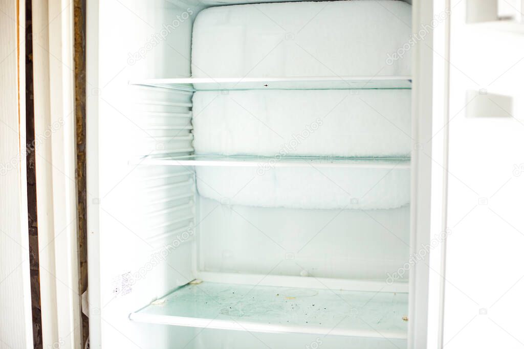 Nevera rota. refrigerador descongelado. Congelador abierto 2023