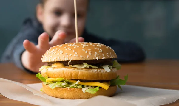 Handing burger Stock Photos, Royalty Free Handing burger Images ...