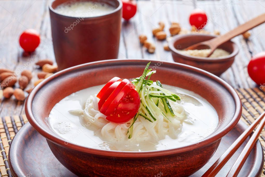 sopa coreana de leche de soja kongguksu, kong-guksu con fideos de arroz ...