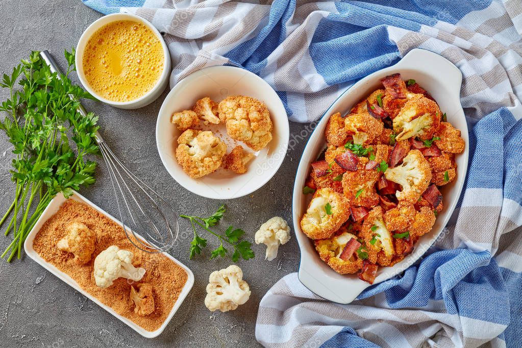 deliciosa horneada en horno Coliflor empanada espolvoreada con trozos ...