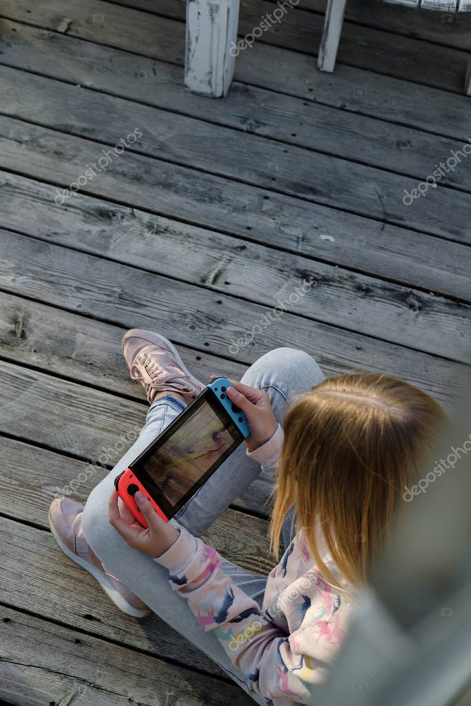 Anapa, Federación Rusa - 2 de mayo de 2018, Teenager girl playing game ...