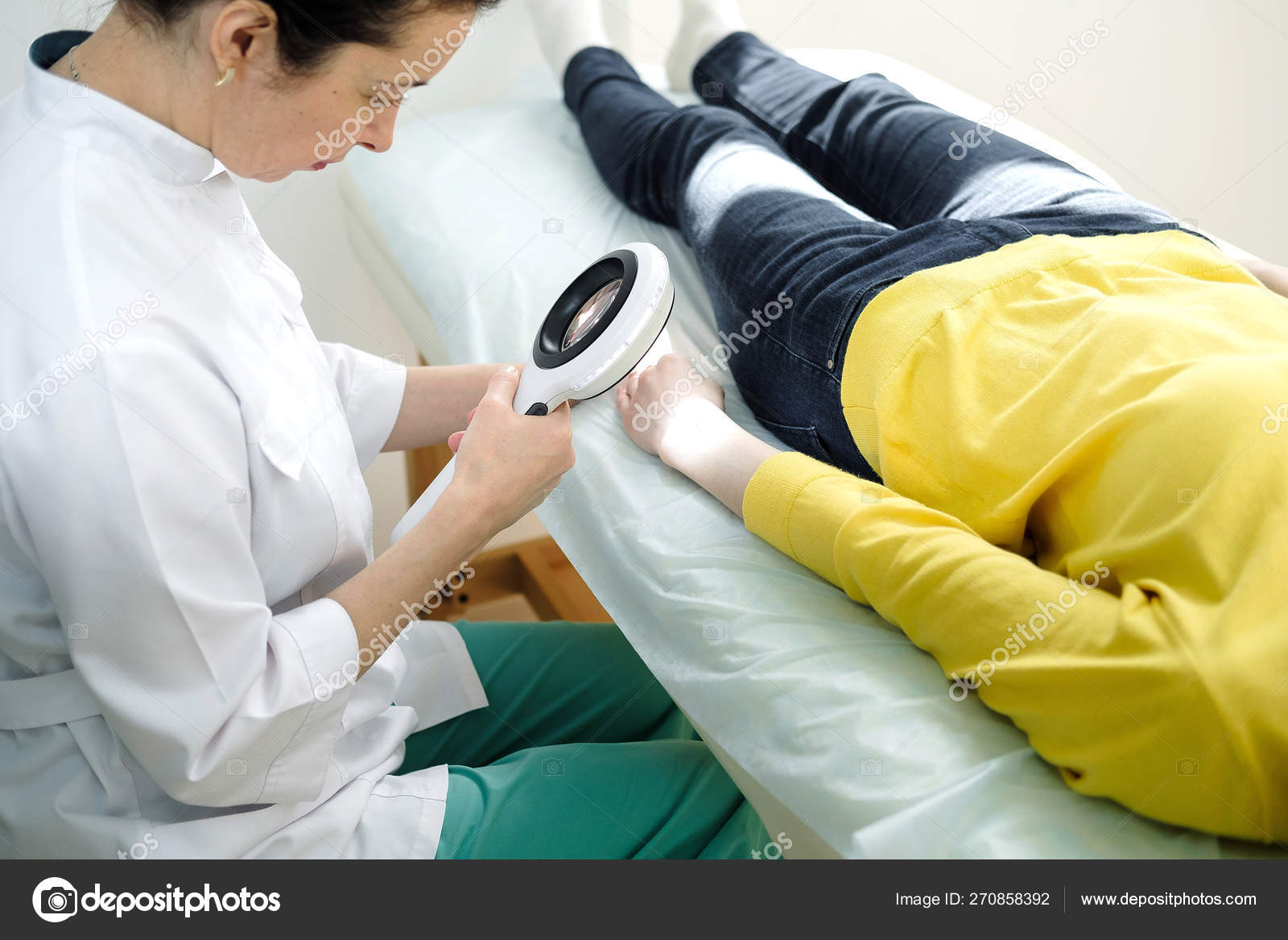 Dermatologista Usando Uma Lupa Profissional Fazer Exame Pele ...