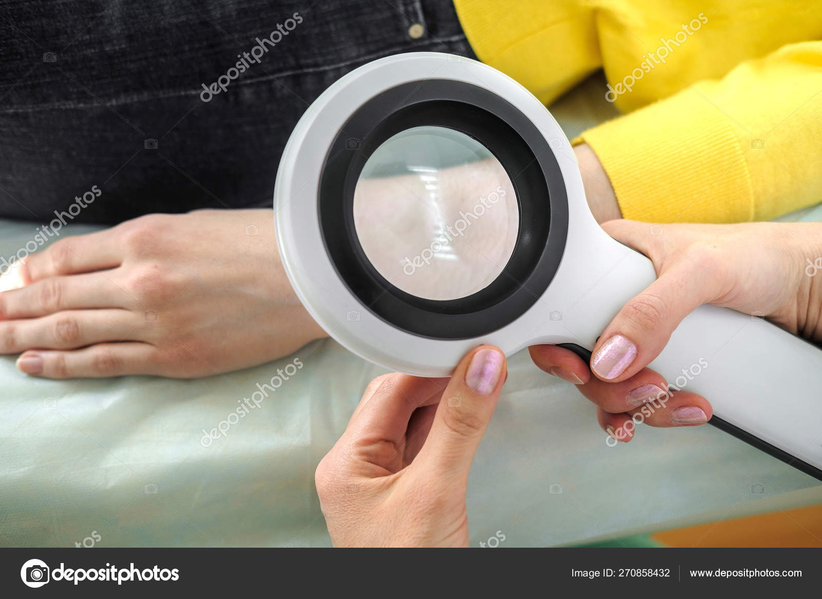 Dermatólogo Usando Una Lupa Profesional Mientras Hace Examen Piel ...